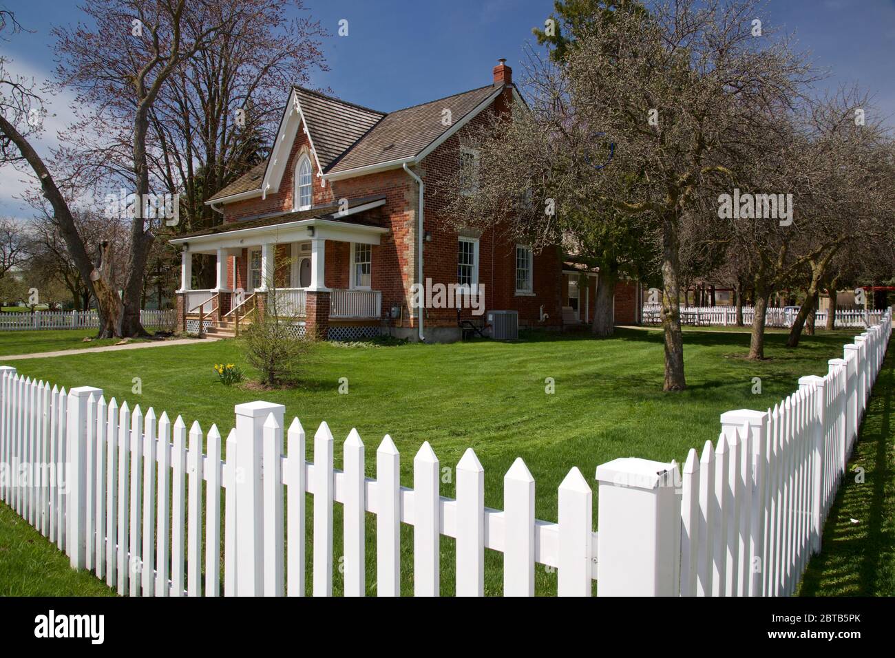 Brick house picket fence hi-res stock photography and images - Alamy