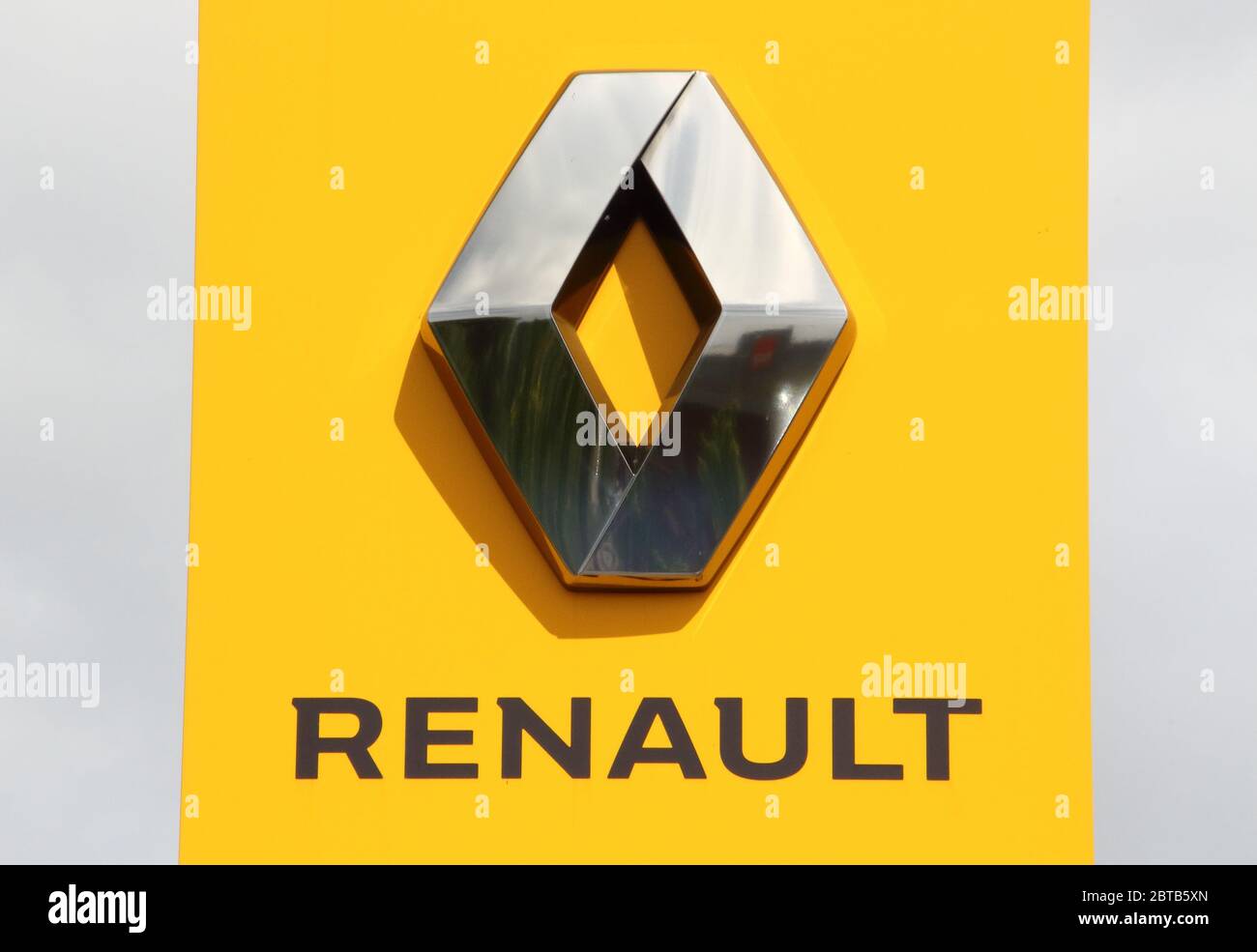 Renault motor company logo seen at a car dealership Stock Photo - Alamy
