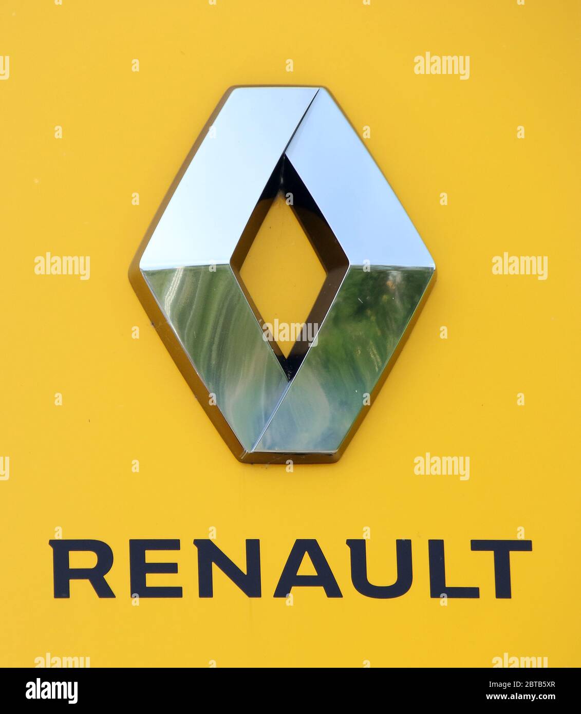 Renault motor company logo seen at a car dealership Stock Photo - Alamy