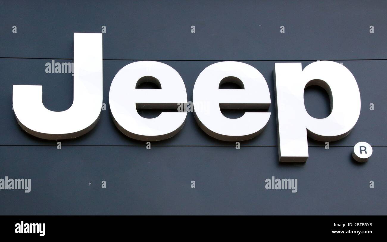 Jeep motor company logo seen at a car dealership Stock Photo - Alamy