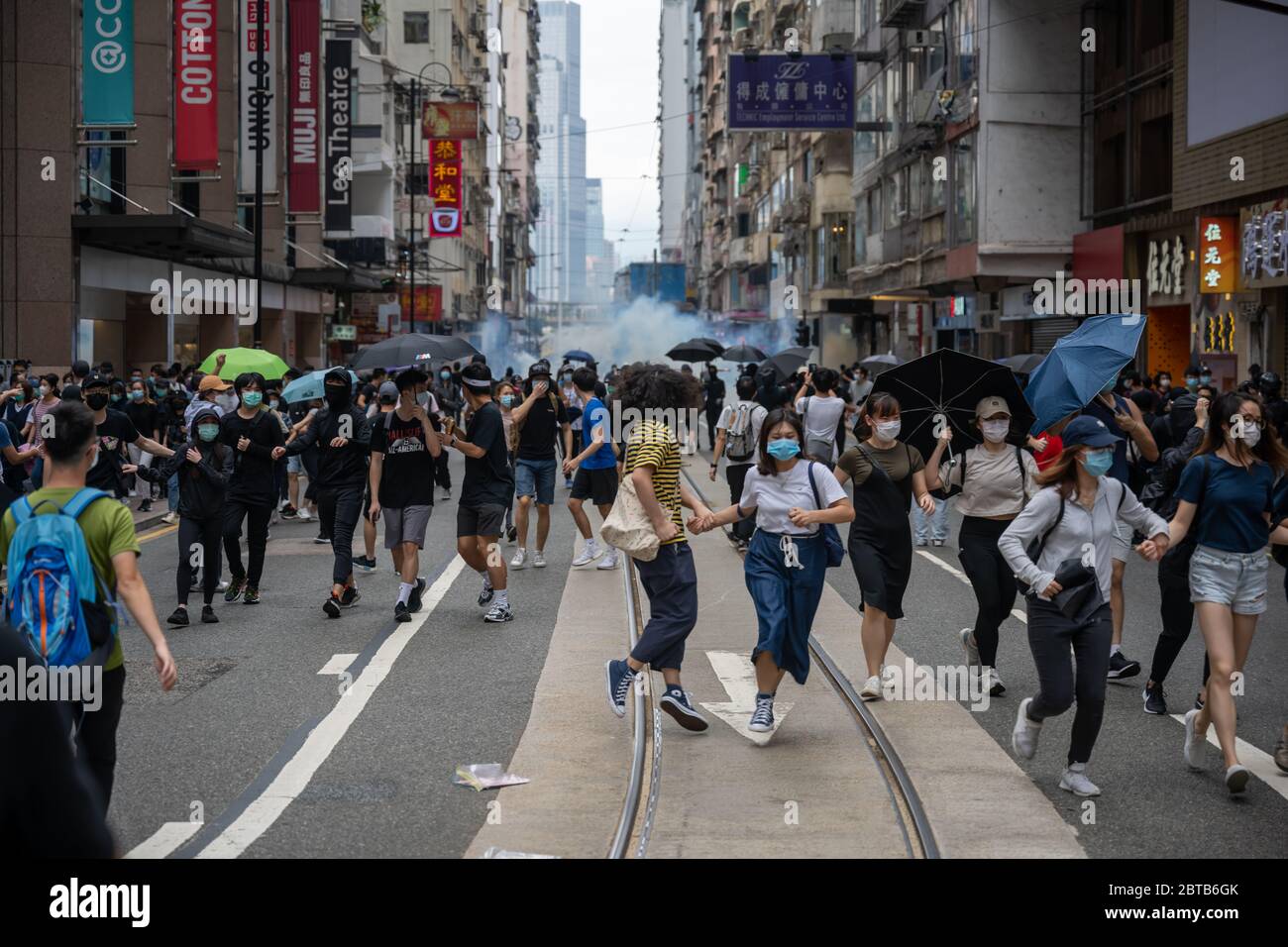 Demonstration police officer violence crowded hi-res stock photography ...
