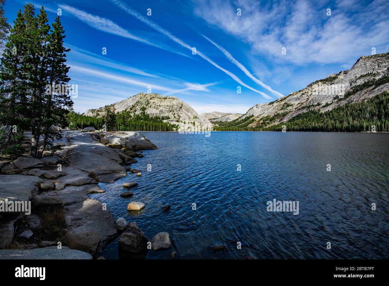 Peaceful Tenaya Lake with blue water and perfect sky at Yosemite ...