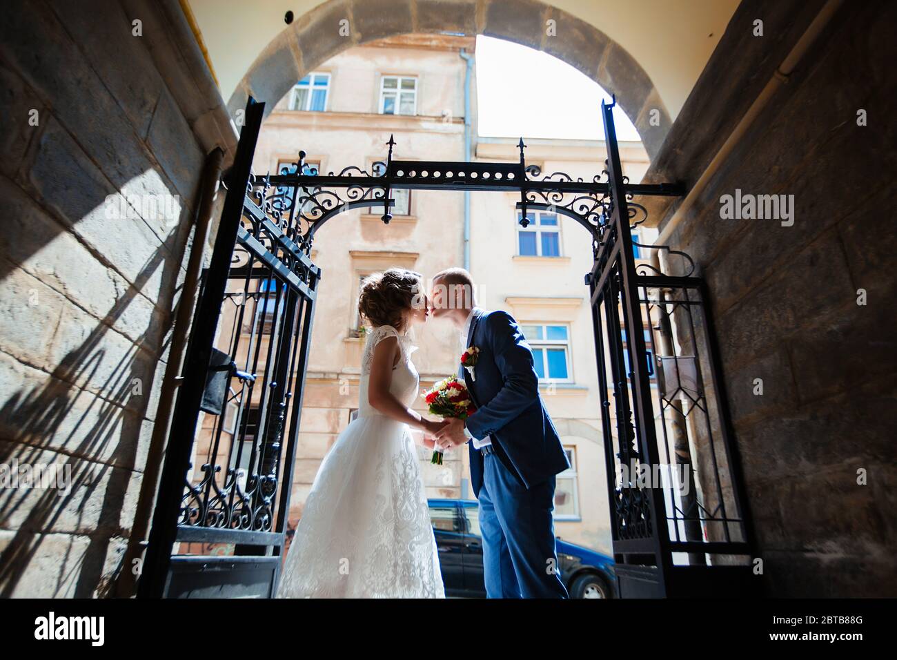 wedding couple, beautiful young bride and groom Stock Photo - Alamy