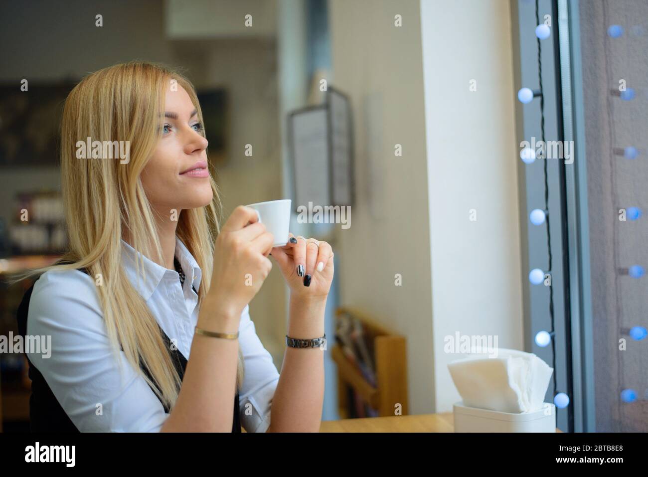 Cafe girl hi-res stock photography and images - Alamy