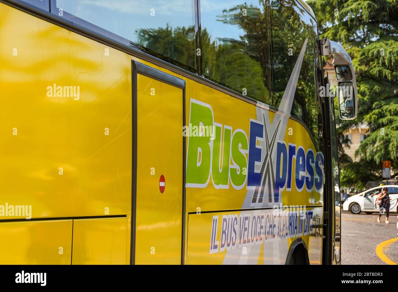 Bus stationary hi-res stock photography and images - Alamy