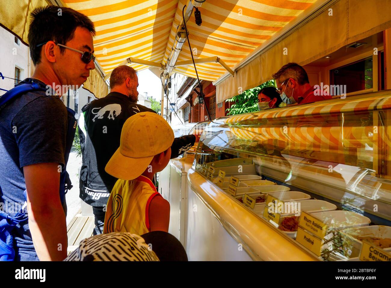 Children queuing for ice creams hi-res stock photography and images - Alamy