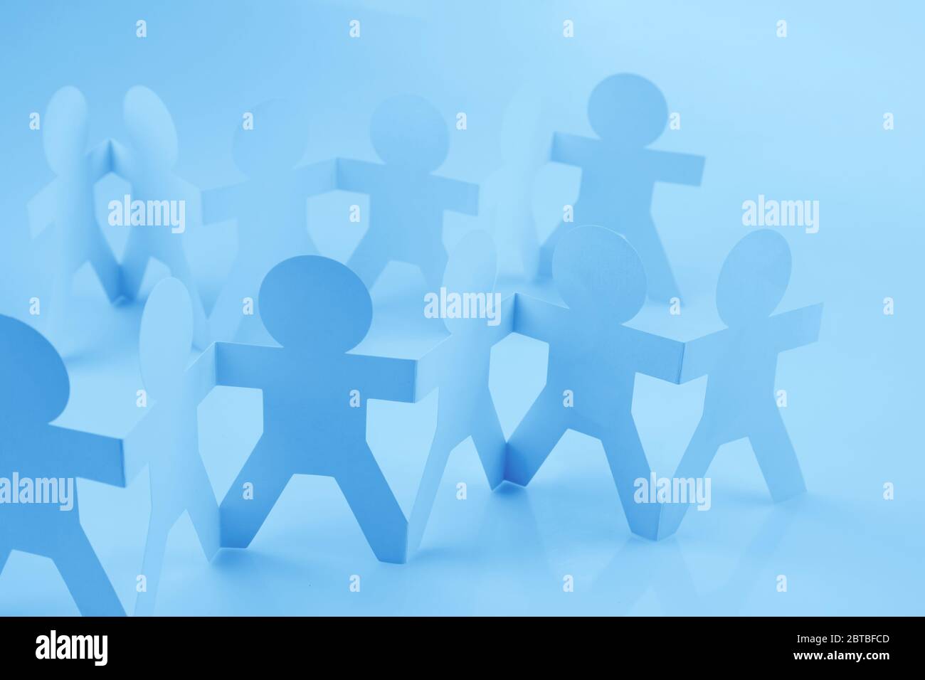 Team of paper chain people Stock Photo - Alamy