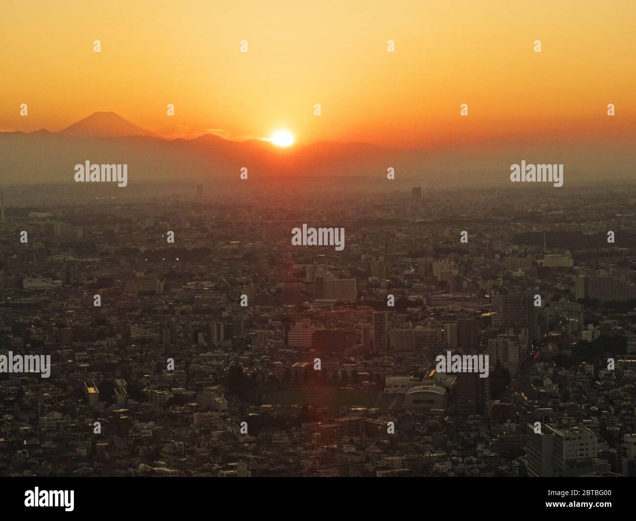Sunset above tokyo hi-res stock photography and images - Alamy