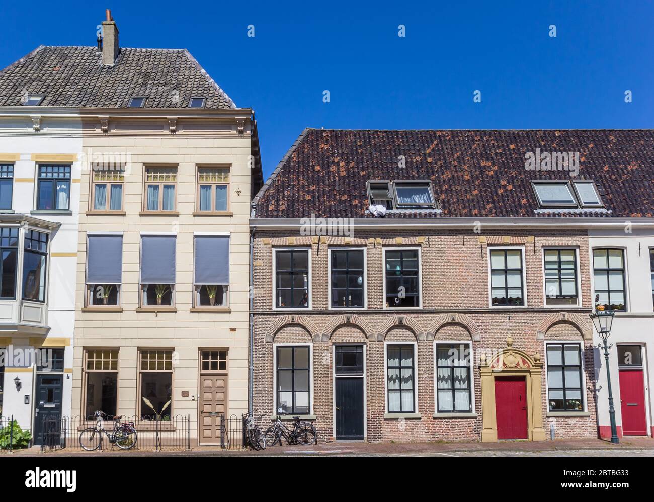 Old houses at the central market square in Kampen, Netherlands Stock ...
