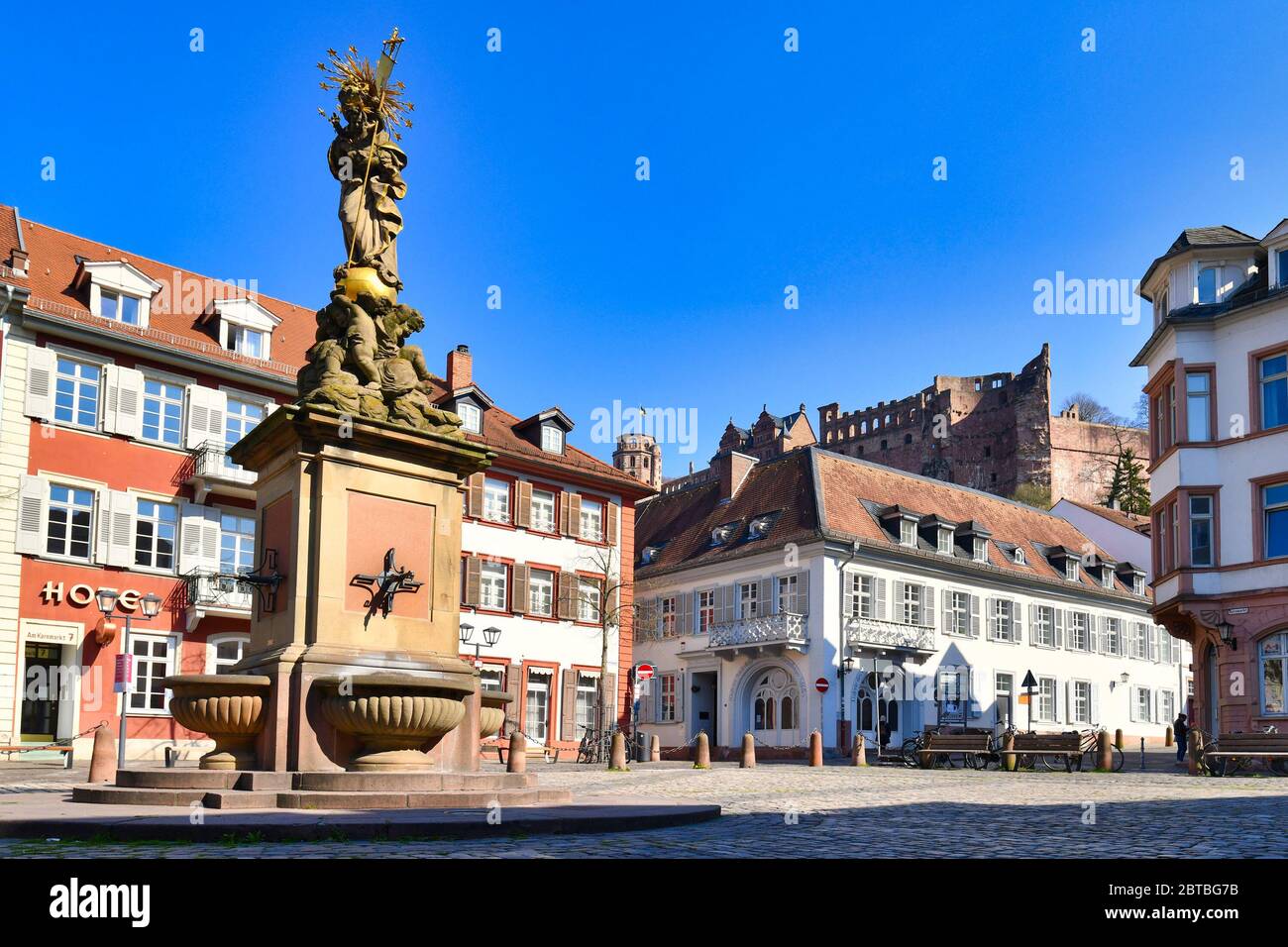 Kornmarkt' square in old historical city center, fountain with golden ...