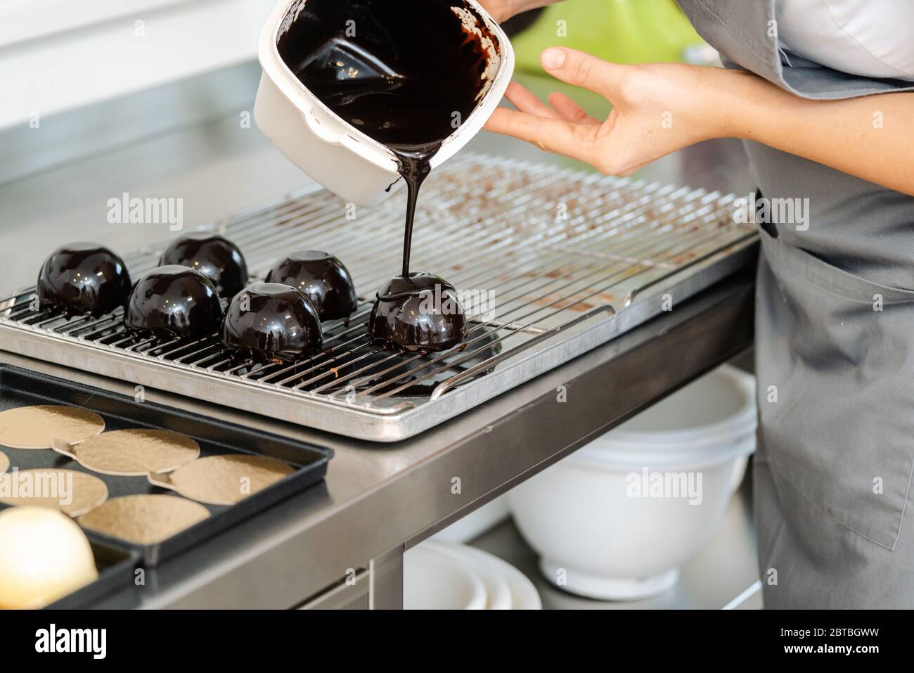 Pouring liquid chocolate hi-res stock photography and images - Alamy