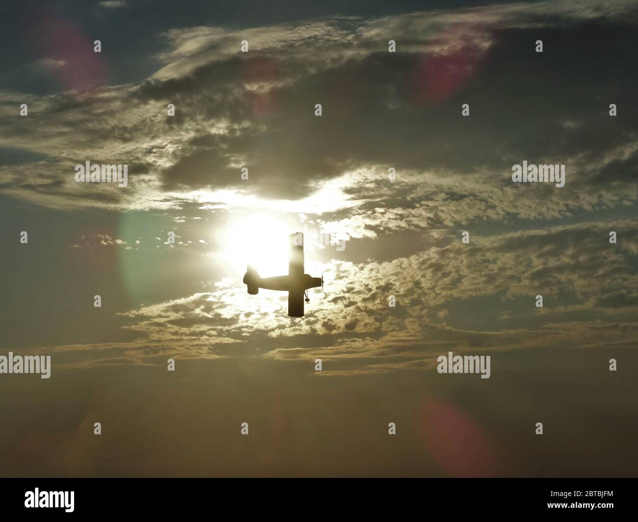 Flying in front of the sun hi-res stock photography and images - Alamy