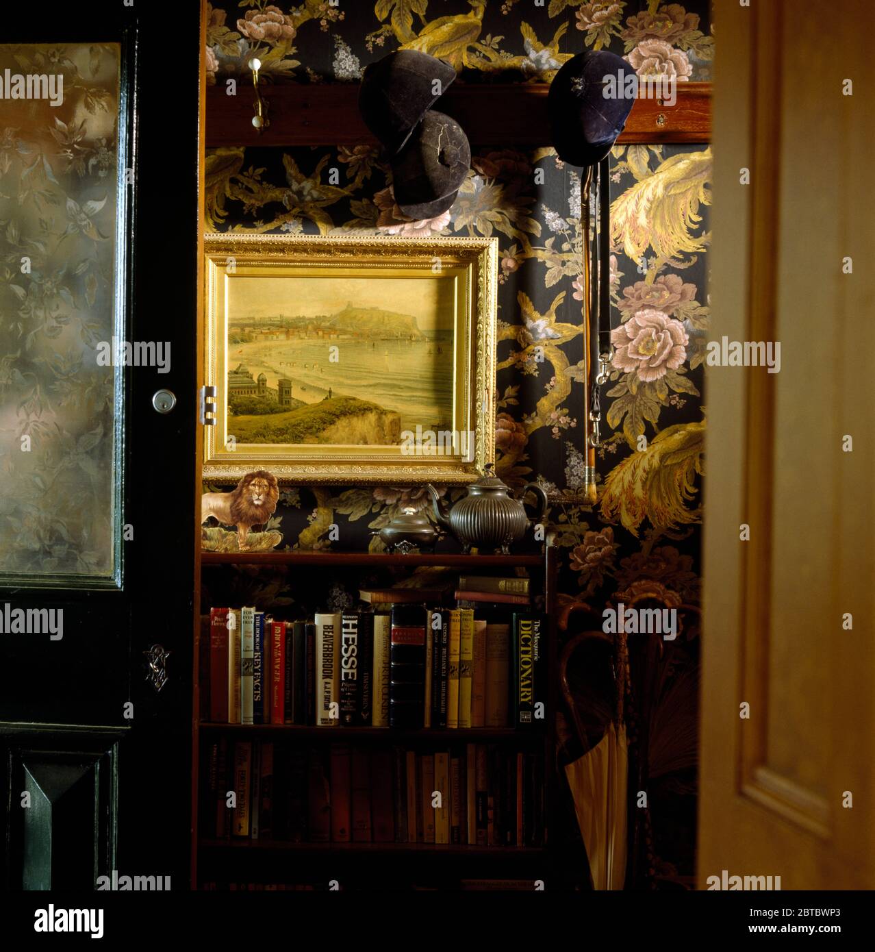 Edwardian wallpaper hi-res stock photography and images - Alamy
