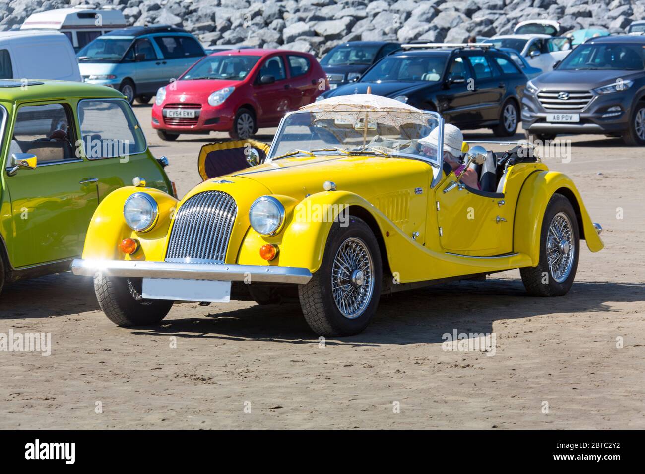 November 2007 1796cc Morgan 4/4, roadster Yellow Stock Photo - Alamy