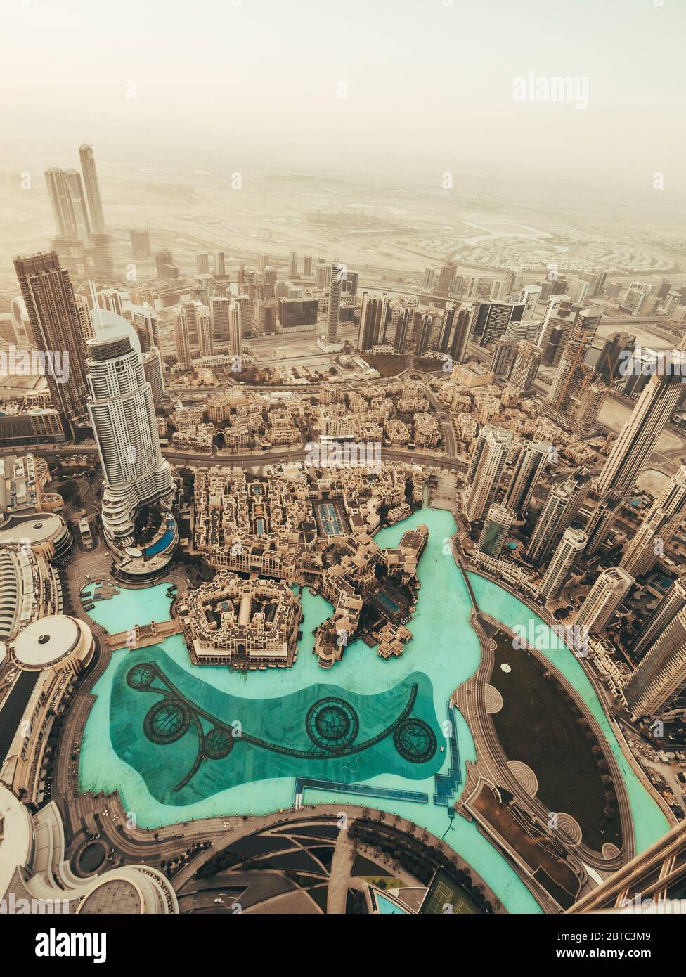 Dubai mall roof architecture hi-res stock photography and images - Alamy