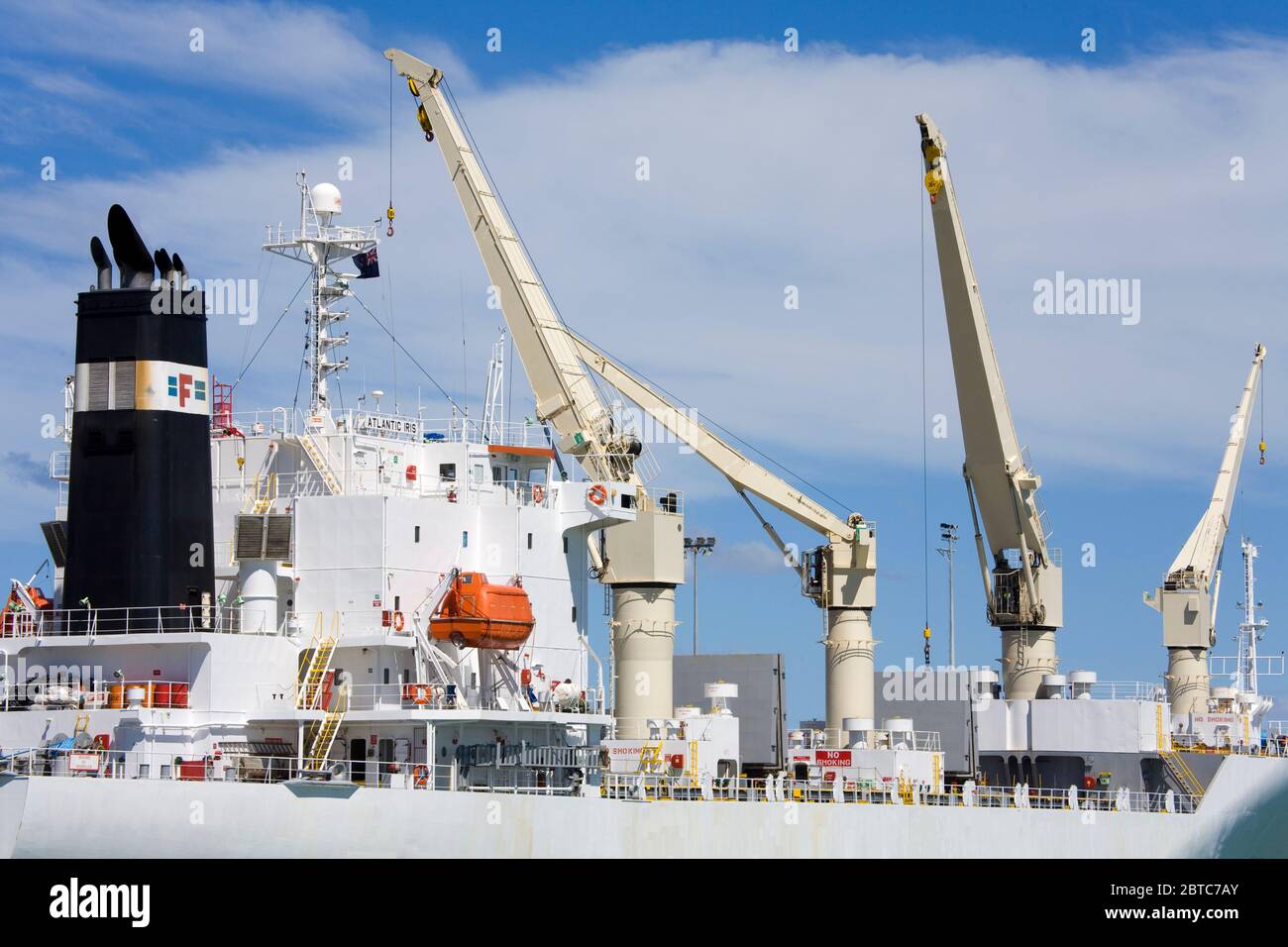 Cargo ship unloading hi-res stock photography and images - Alamy