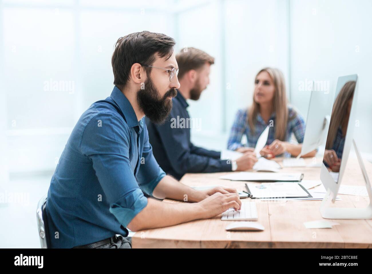 happy businessman looking at his PC screen Stock Photo - Alamy