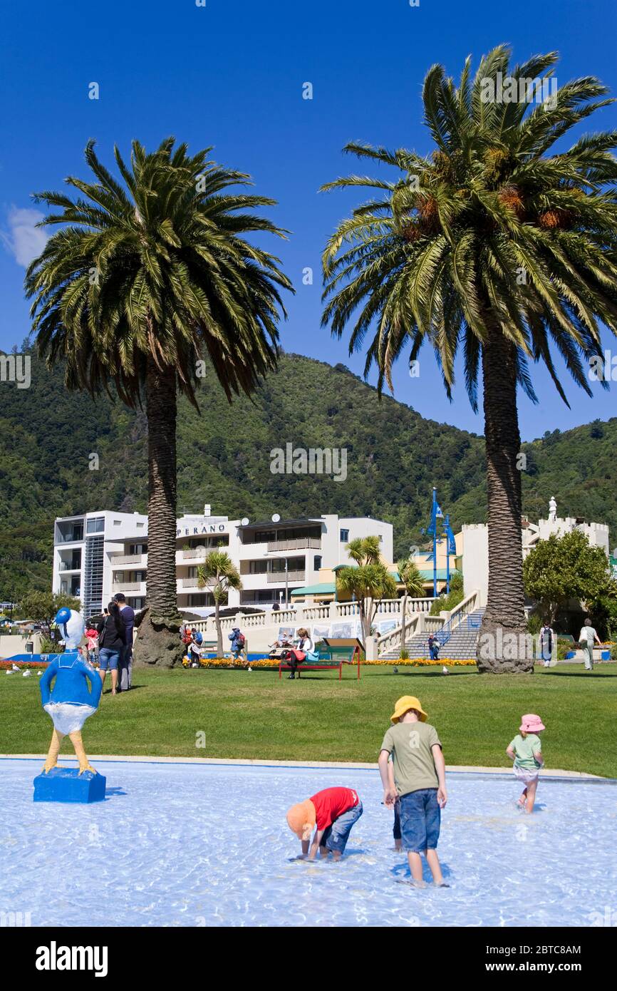 Kids paddling pool hi-res stock photography and images - Alamy