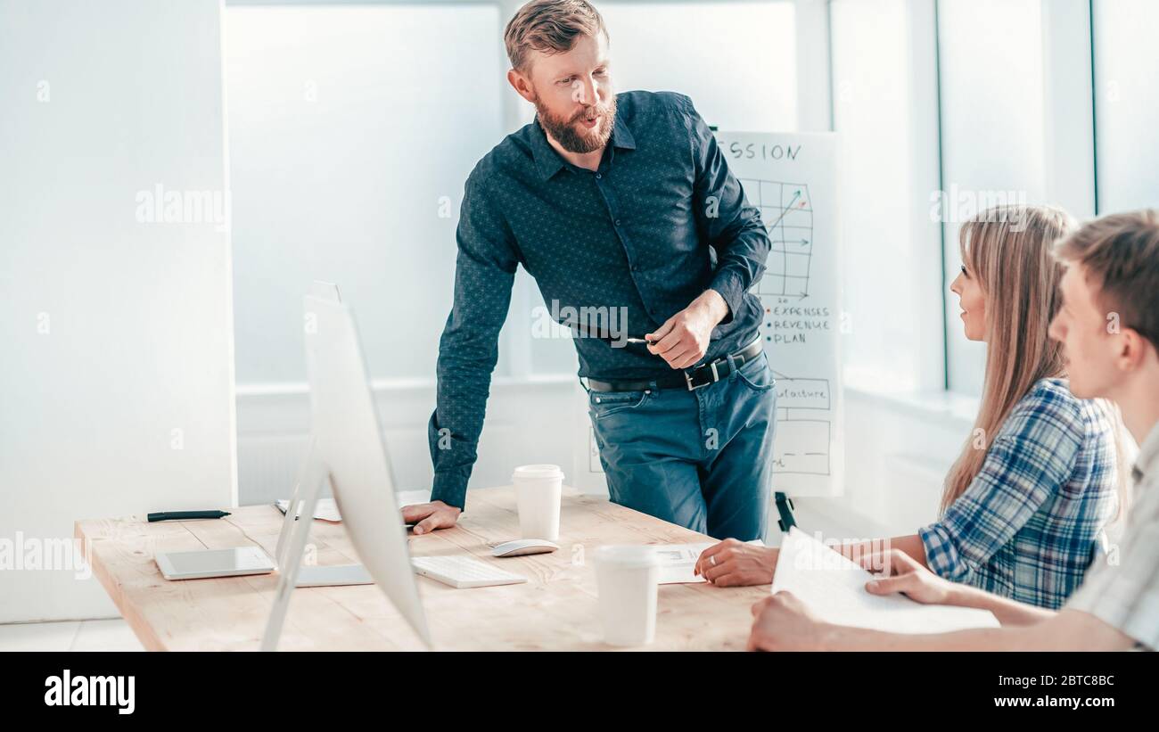 project Manager explaining to the team his ideas Stock Photo - Alamy