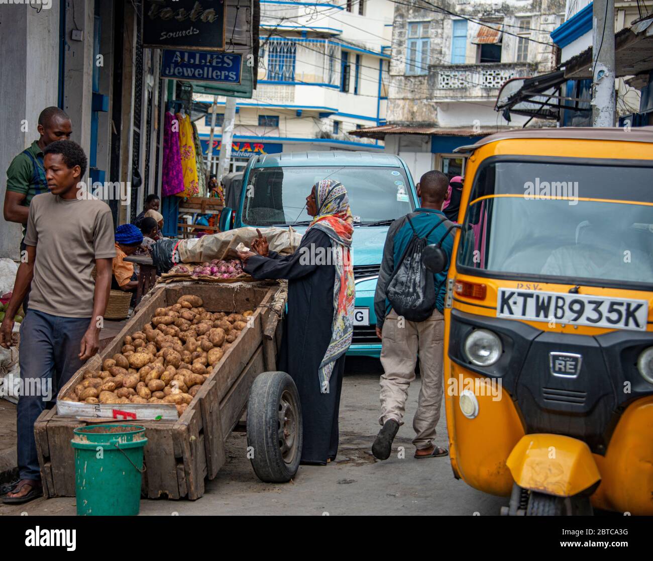 Africa kenya mombasa street scene hi-res stock photography and images ...