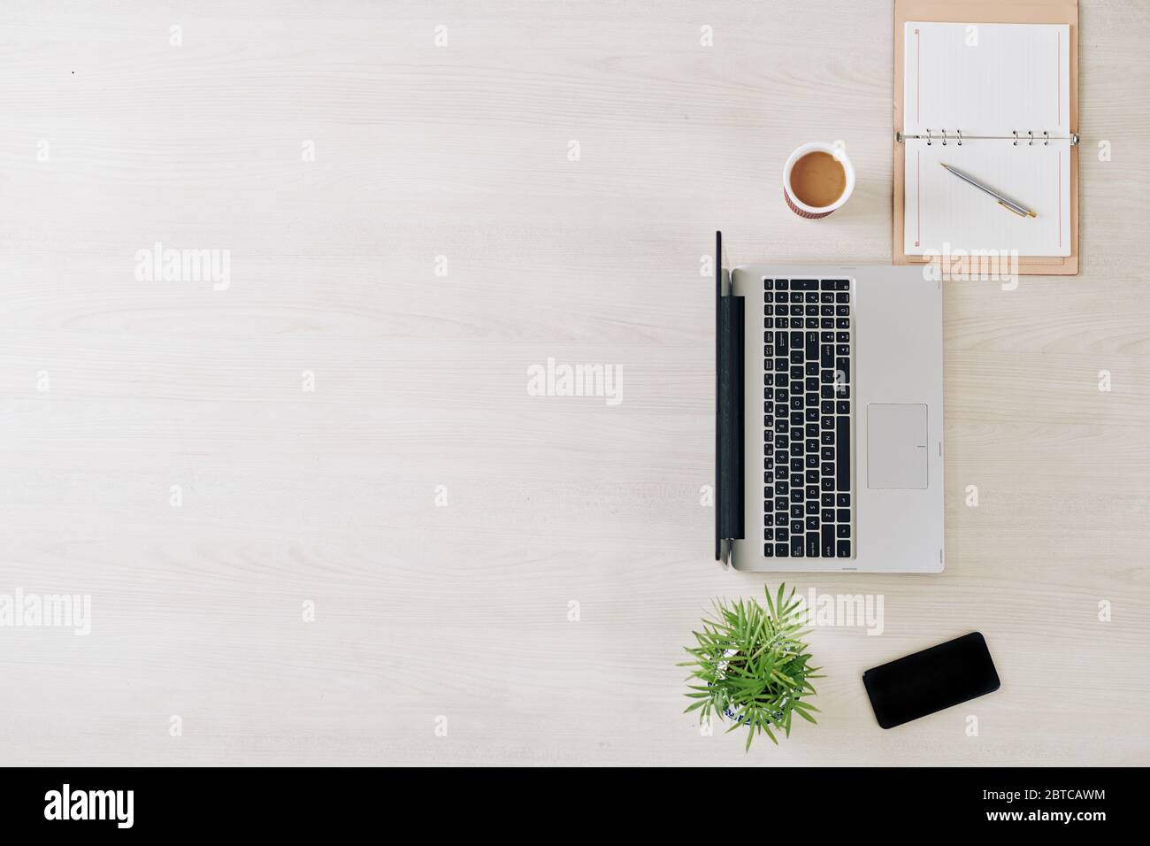 Cup notepad smartphone keyboard hi-res stock photography and images - Alamy