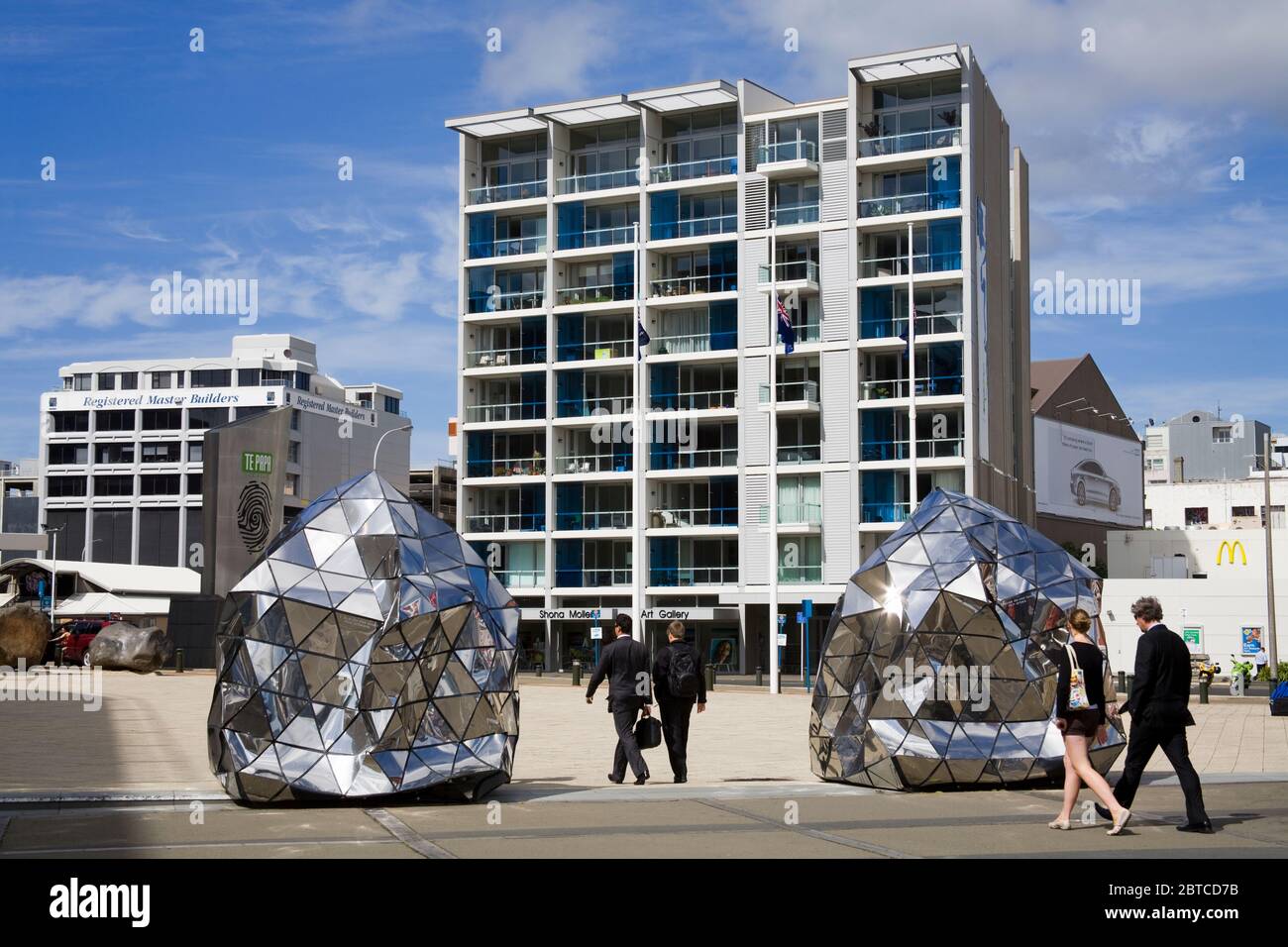 'Mimetic Brotherhood' sculpture by Peter Trevelyan outside Te Papa ...