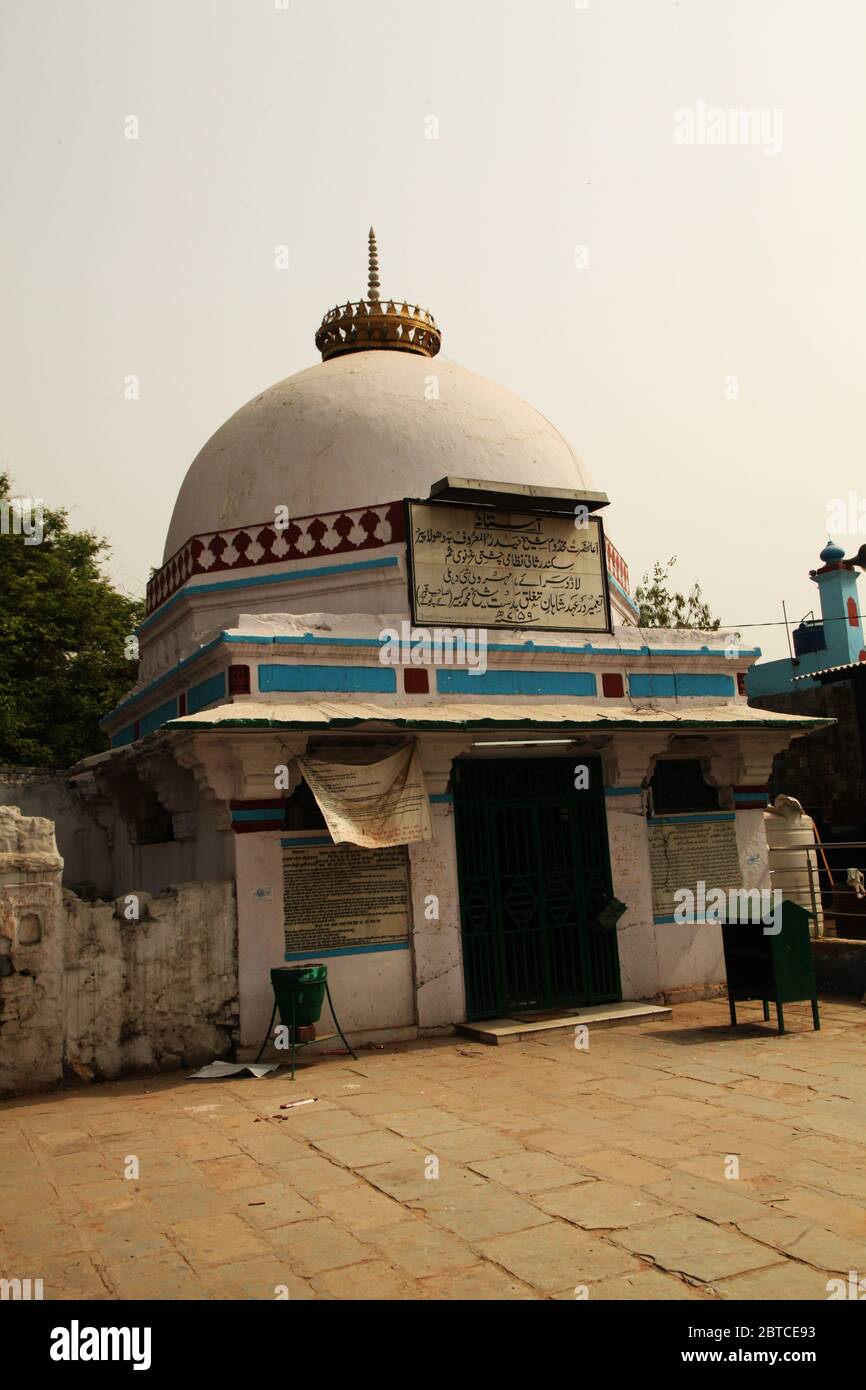 Mehrauli mosque hi-res stock photography and images - Alamy