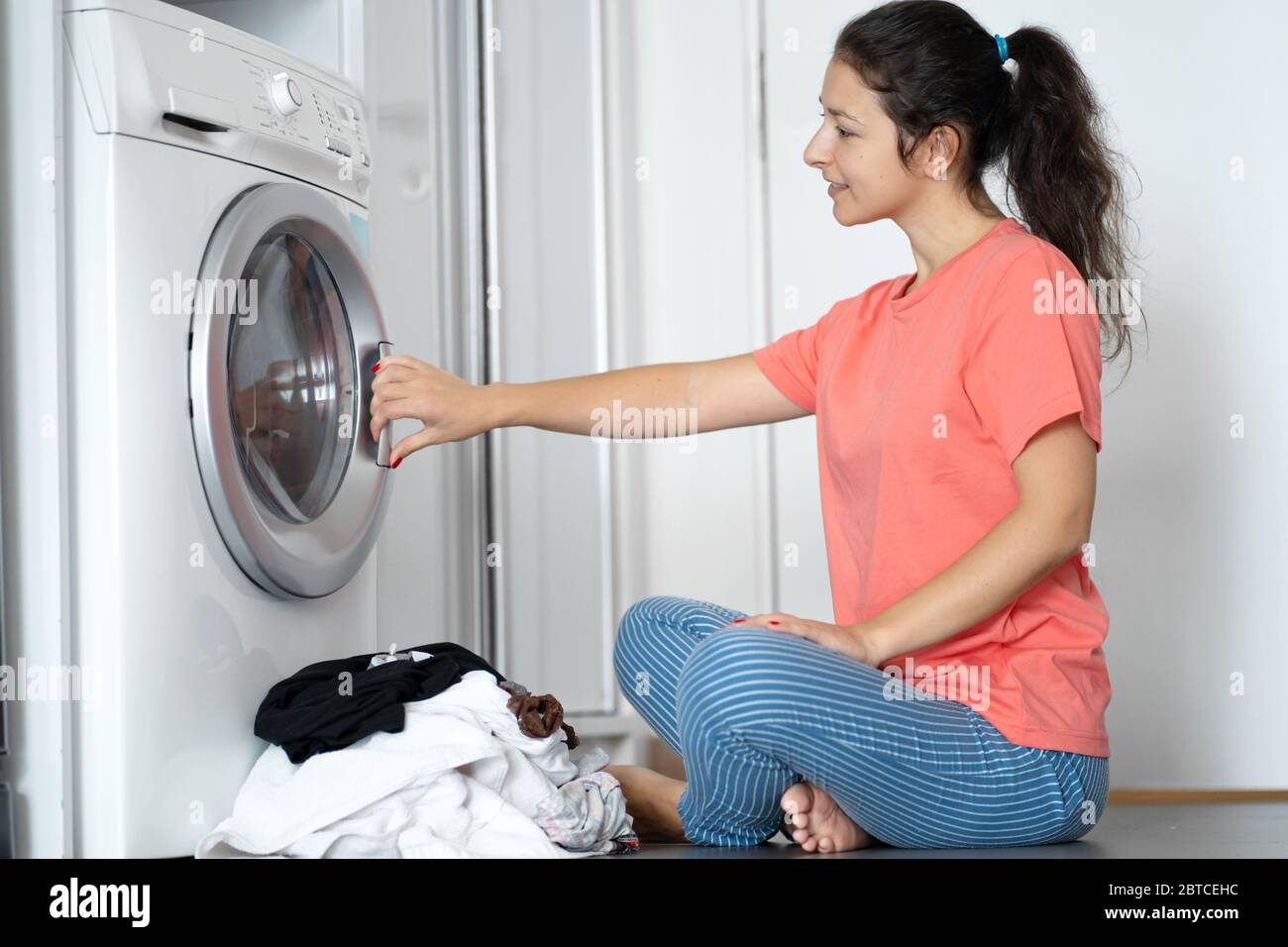 Girl sitting on washing machine hi-res stock photography and images - Alamy