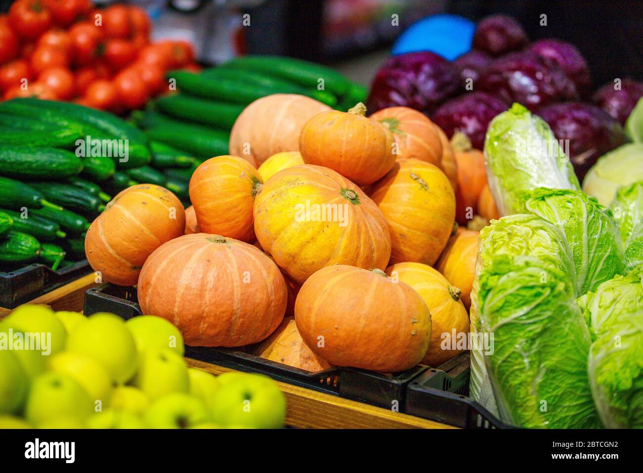 Fresh grocery store tomatoes hi-res stock photography and images - Alamy