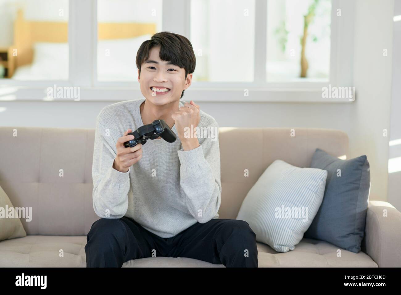 Single life concept, young cheerful Asian man's daily life 356 Stock ...