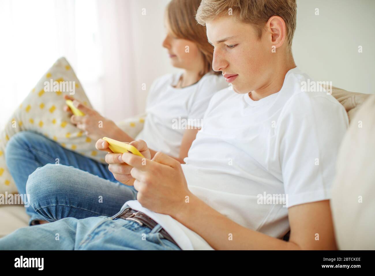 Friends play a game on the phone Stock Photo - Alamy
