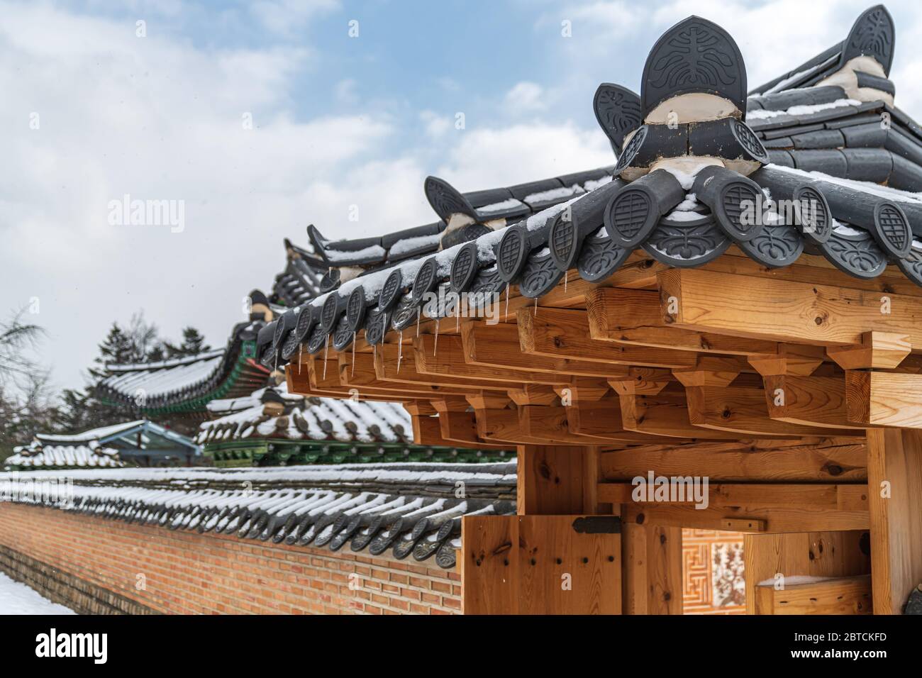 Korean traditional architecture, wintertime landscape of Korean palace ...