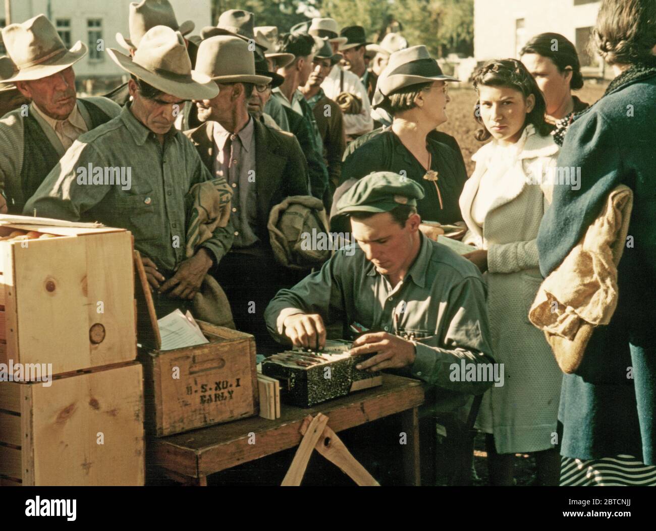 Distributing surplus commodities, St. Johns, Ariz. October 1940 Stock ...