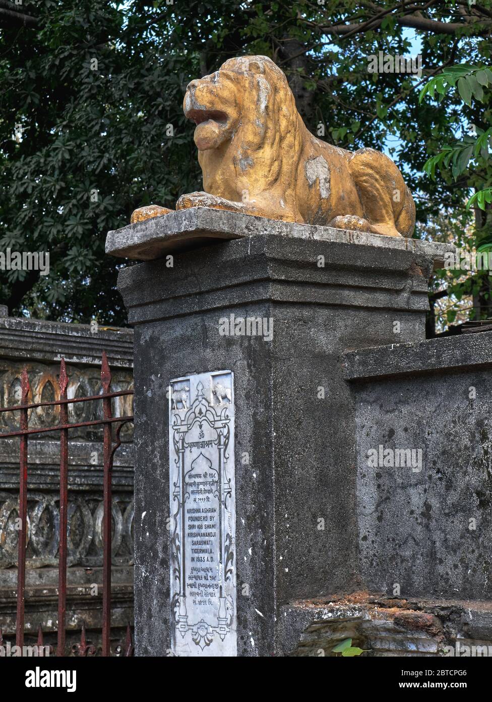 31 Mar 2019 Vintage 1935 lion stucco statue on compound wall Jogeshwari ...