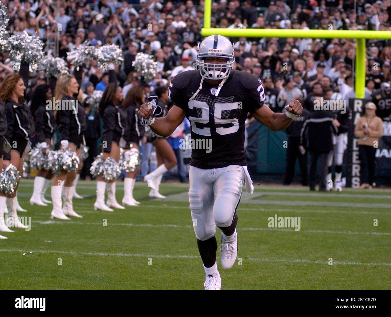 Oakland Raiders running back Charlie Garner runs onto field during ...