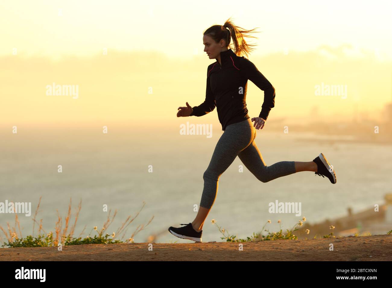 Running silhouette hi-res stock photography and images - Alamy