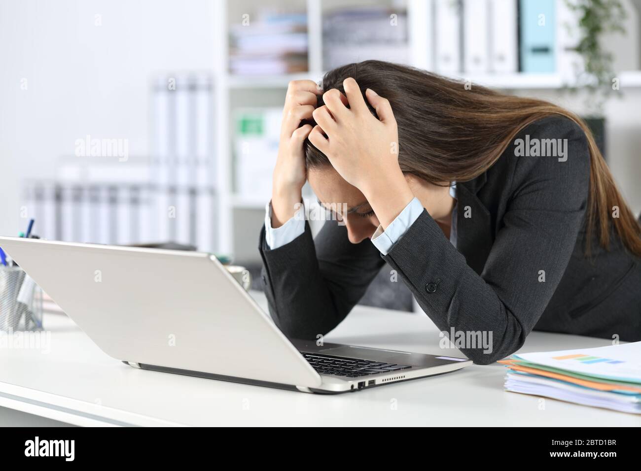 Employee intern office hi-res stock photography and images - Alamy