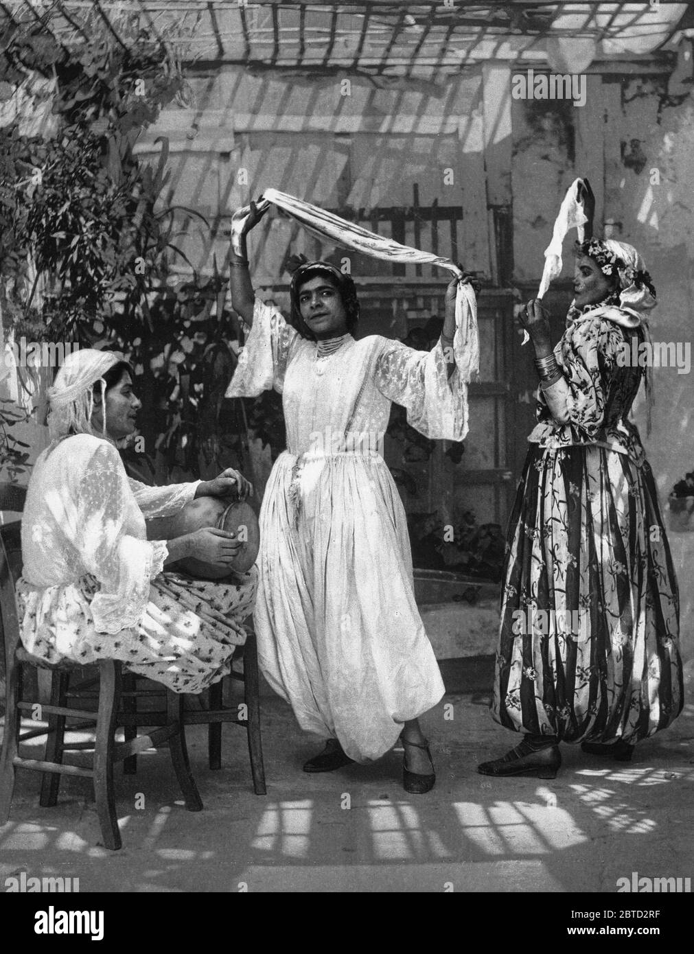 Black and white arab girls photos hi-res stock photography and images ...