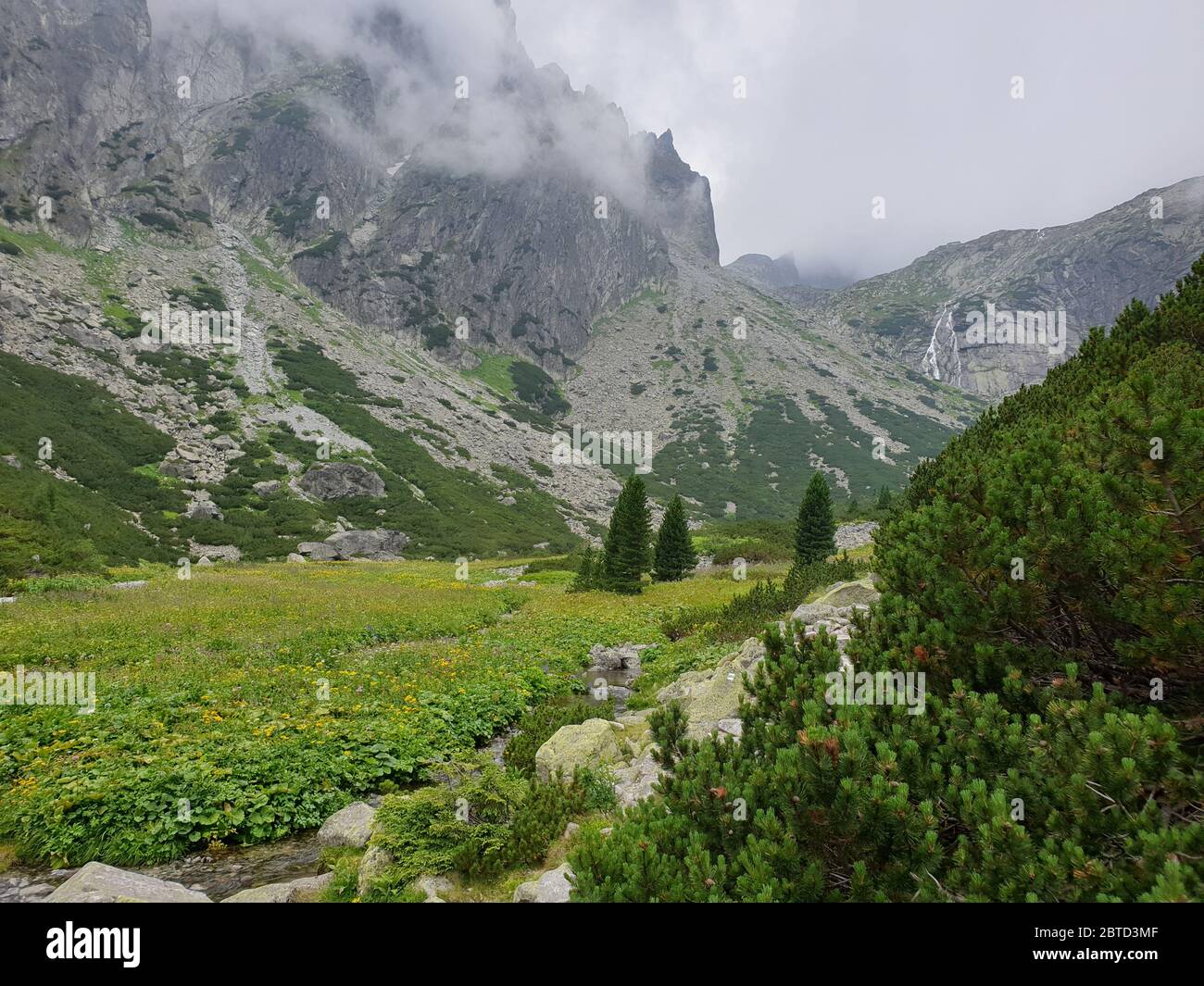 Beautiful scenery between mountains hi-res stock photography and images ...