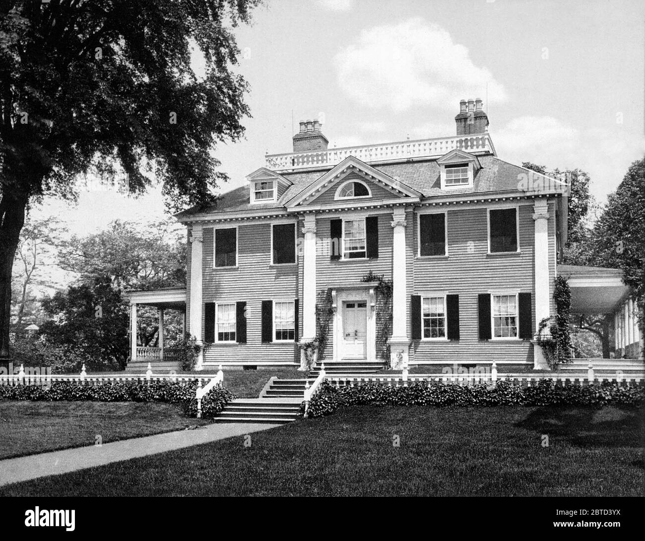 Longfellow house cambridge Black and White Stock Photos & Images - Alamy