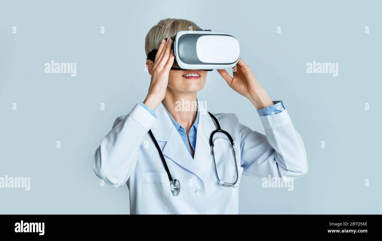 Virtual reality in medicine hi-res stock photography and images - Alamy