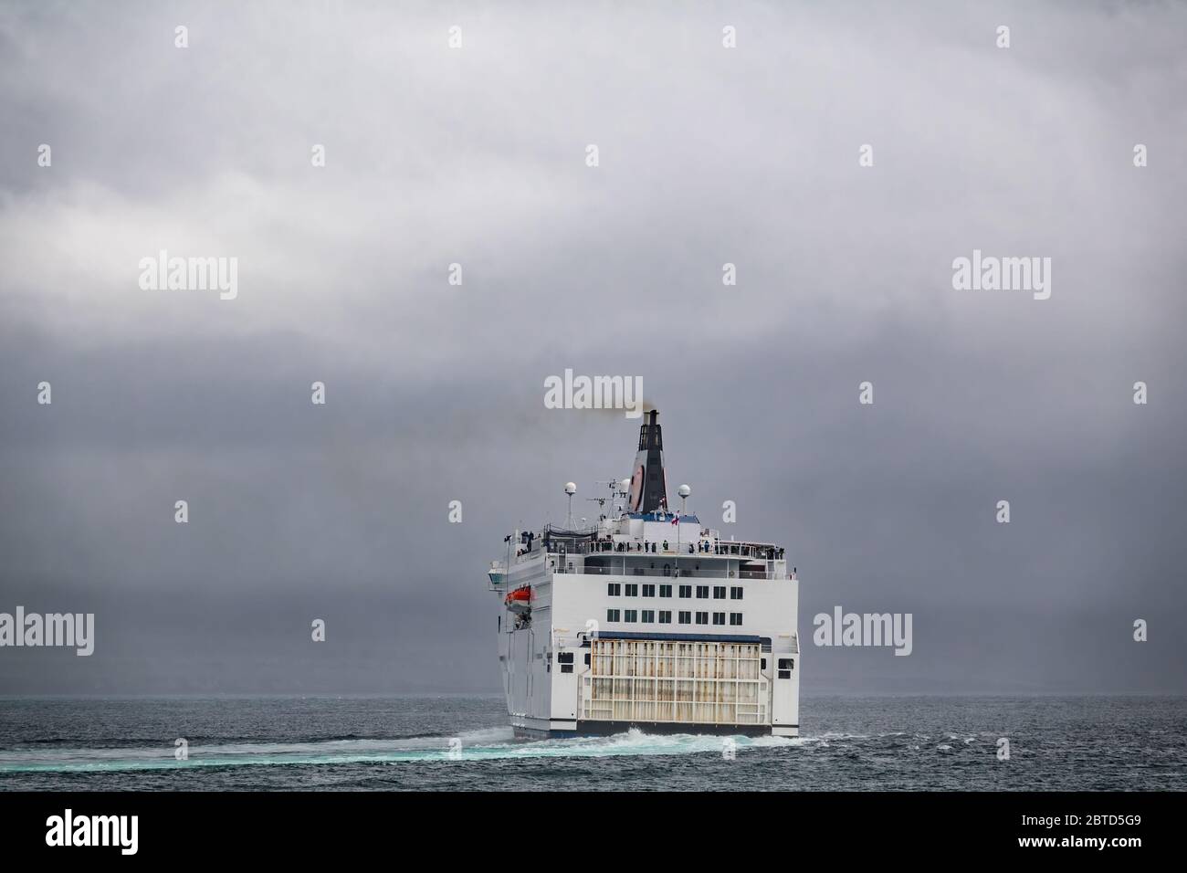 Rear view of huge cruise ship sailing to the horizon Stock Photo - Alamy