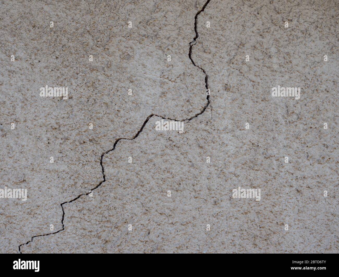 Cracked building damage in a wall Stock Photo - Alamy