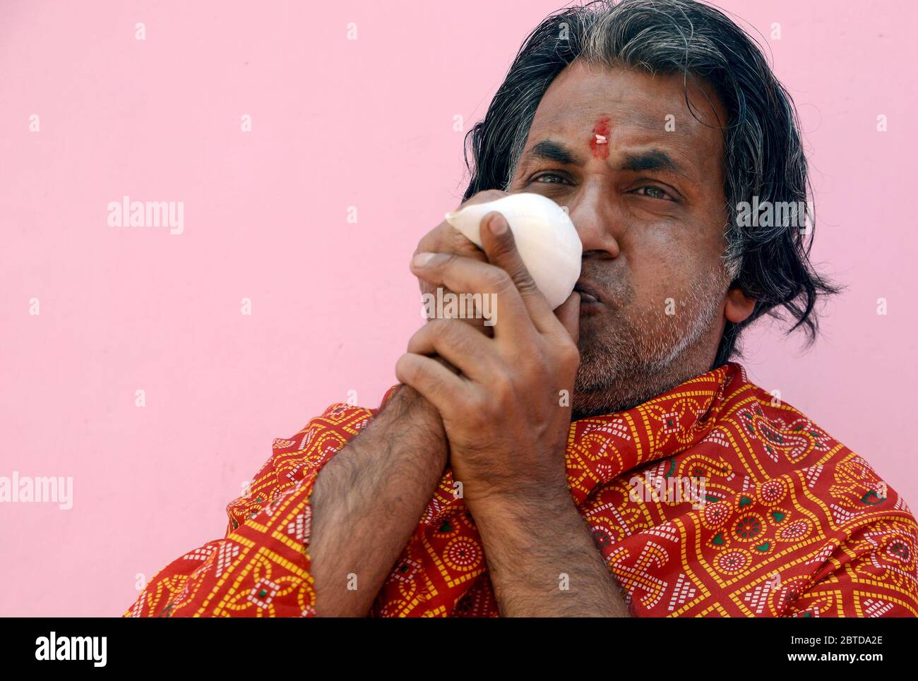 Hindu Priest blowing the conch shell Stock Photo - Alamy