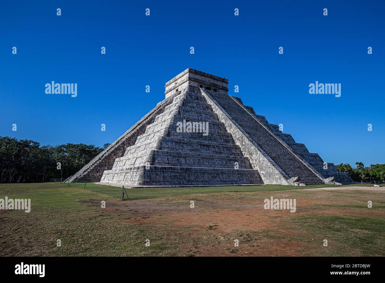 Mayan pyramid chicen itza mexico hi-res stock photography and images ...