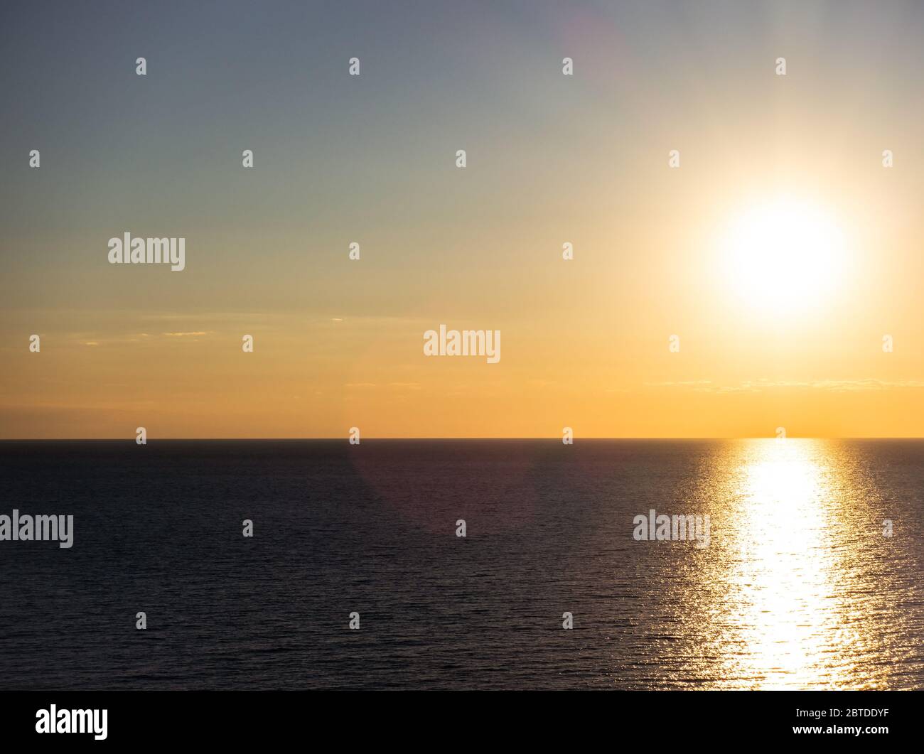 Calm water setting hi-res stock photography and images - Alamy