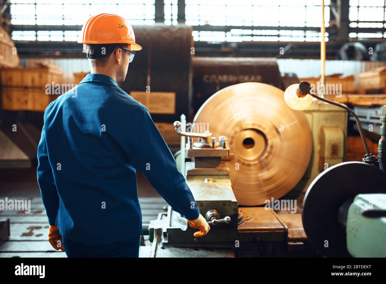 Man works on lathe hi-res stock photography and images - Alamy