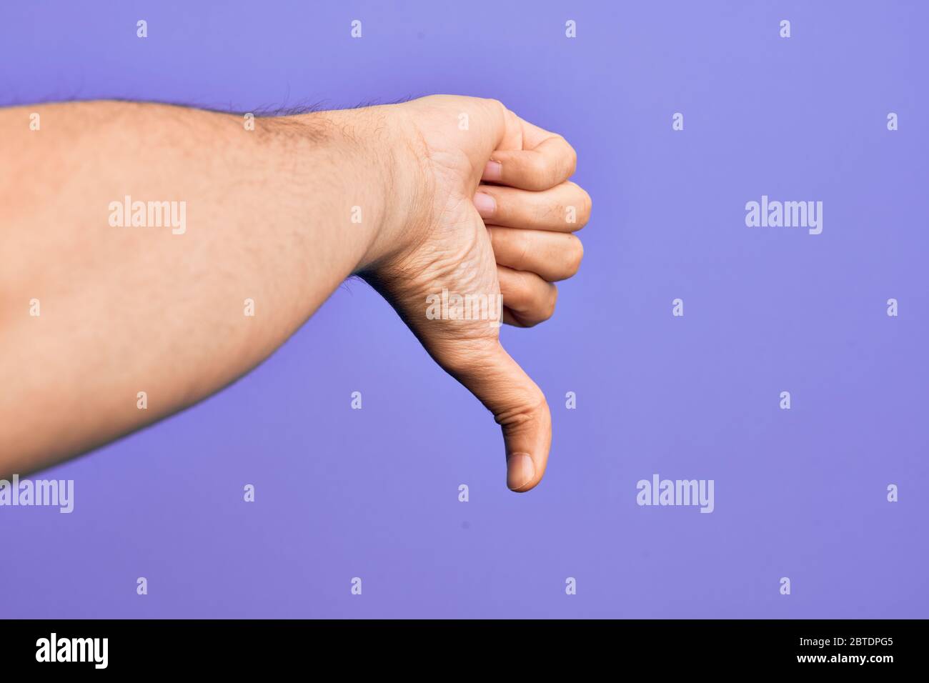 Hand of caucasian young man showing fingers over isolated purple ...