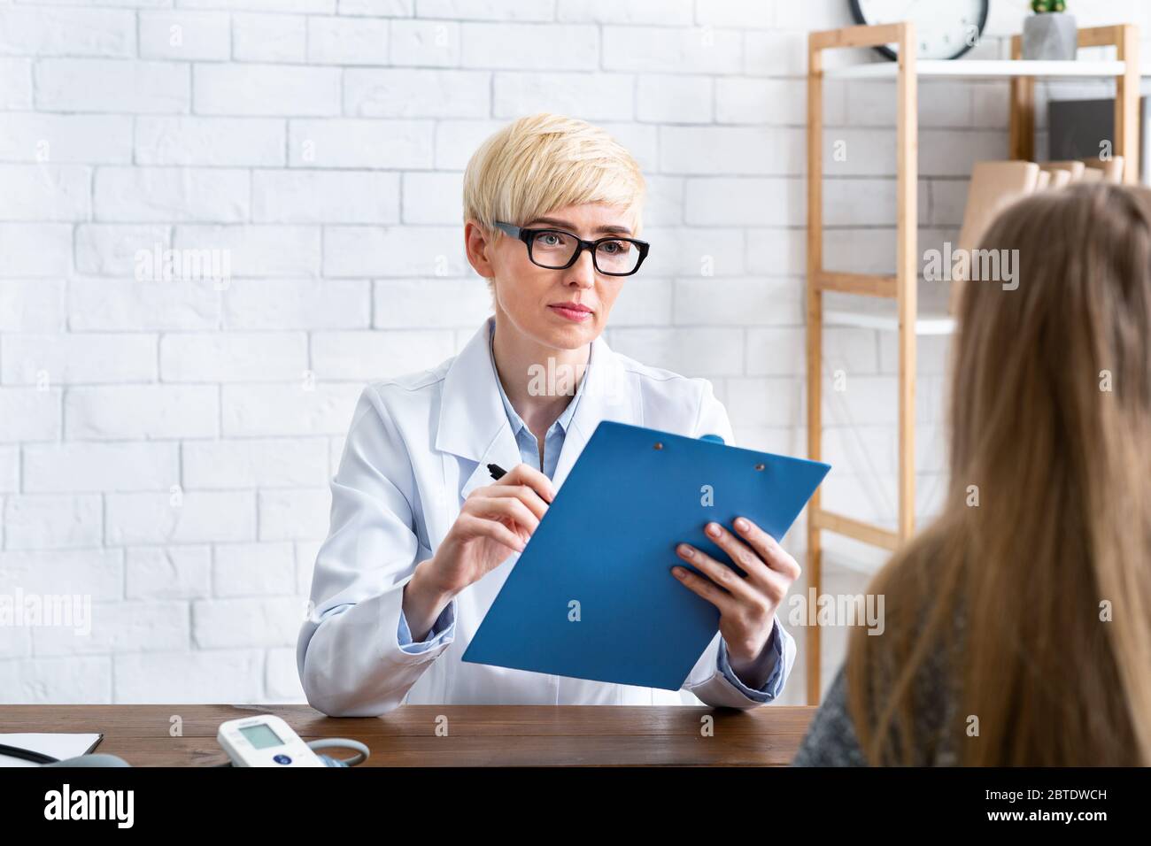 Doctor patient consultation hi-res stock photography and images - Alamy