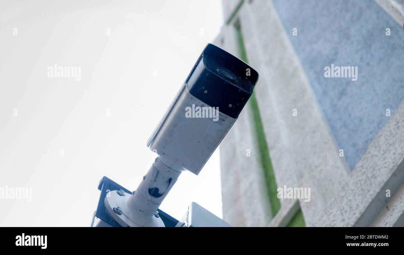 Cctv camera on side building hi-res stock photography and images - Alamy